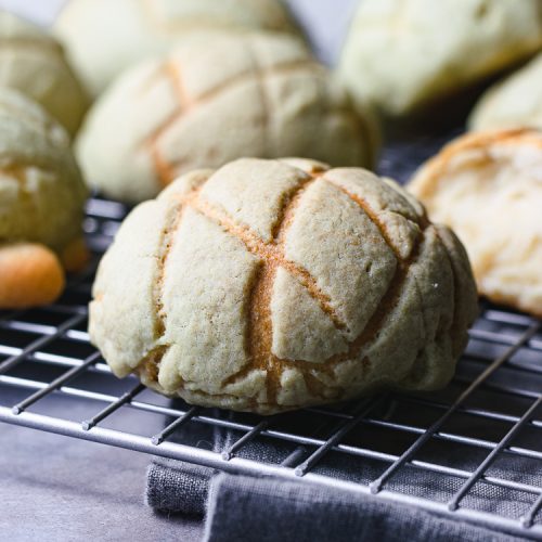 Vegan Melon Pan (Japanese Sweet Bread) |メロンパン - Ellie Likes Cooking